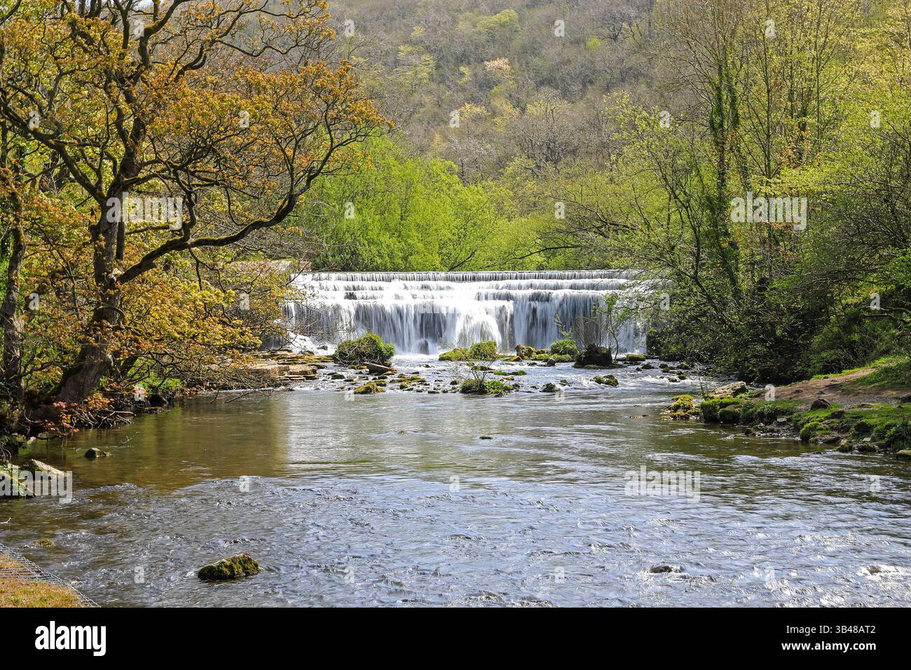 Slow exposure shot of the Weir on the River Wye, Monsal Dale ...