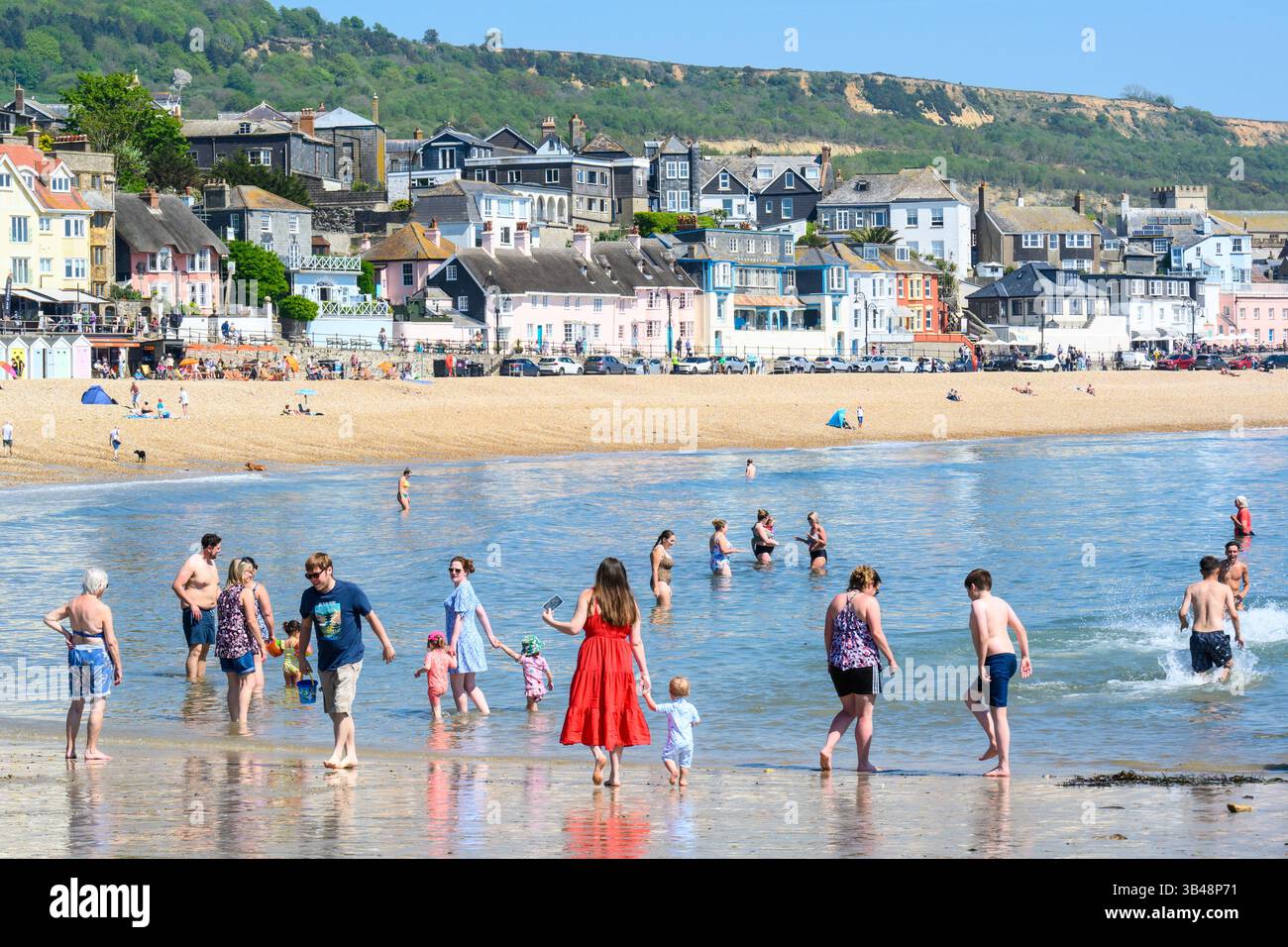 Lyme Regis, Dorset, UK. 30th Apr, 2025. UK Weather: Sunseekers and ...