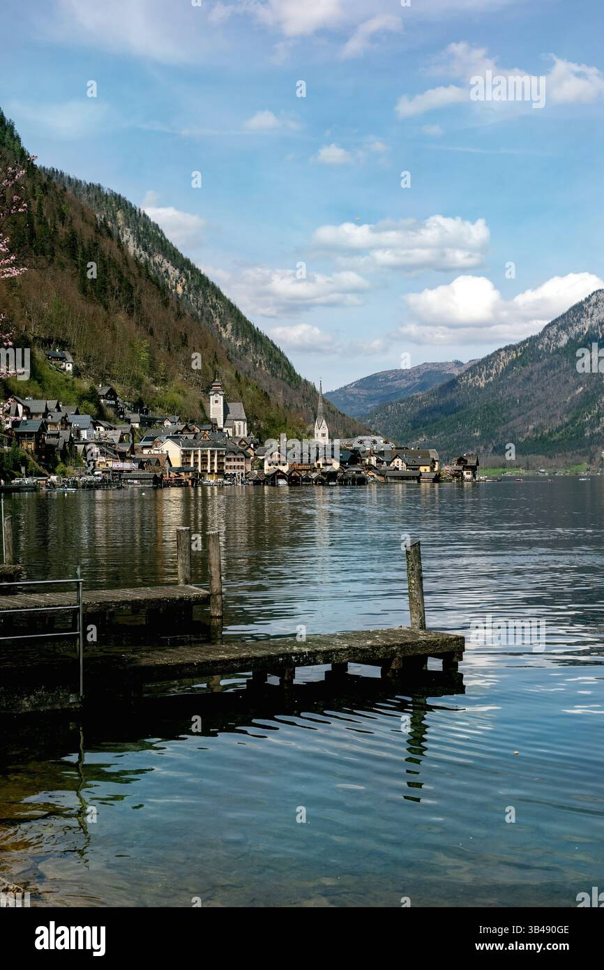 Beautiful Hallstatt alpine village view with wooden pier on lake ...