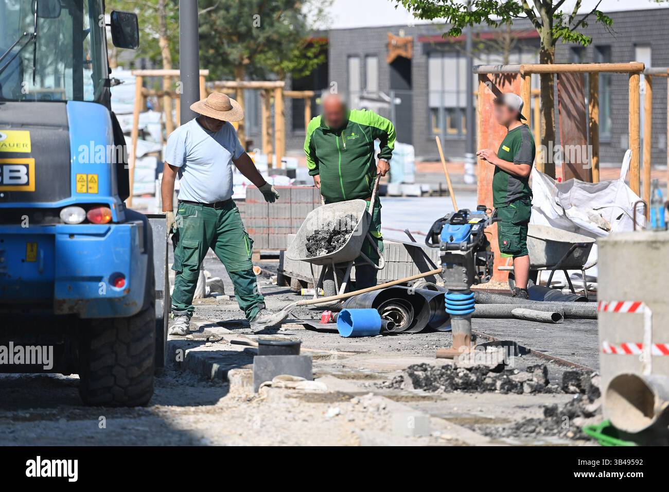 Munich, Deutschland. 30th Apr, 2025. Paving work in Munich construction ...