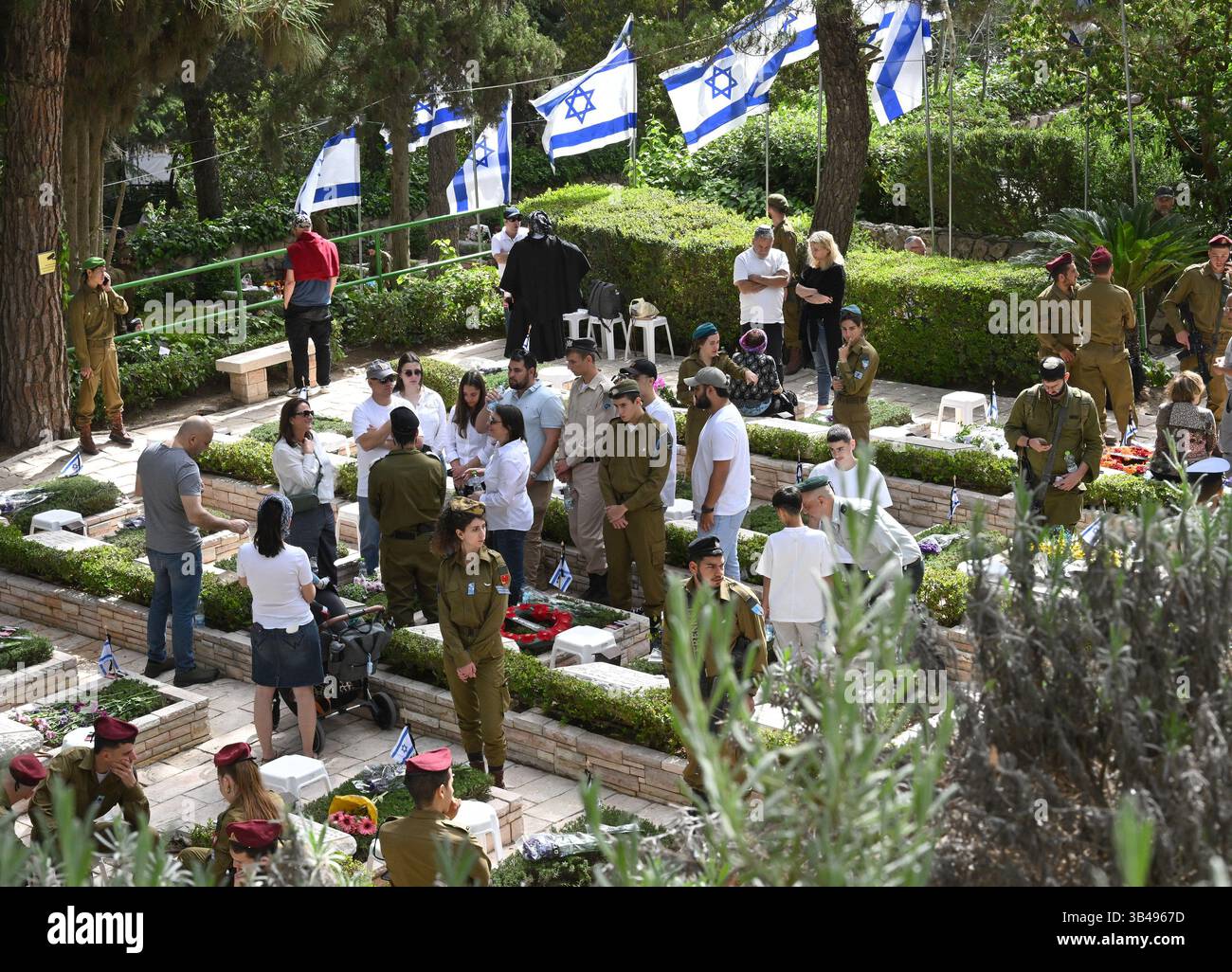 Jerusalem, Israel. 30th Apr, 2025. Israeli soldiers and mourners visit ...