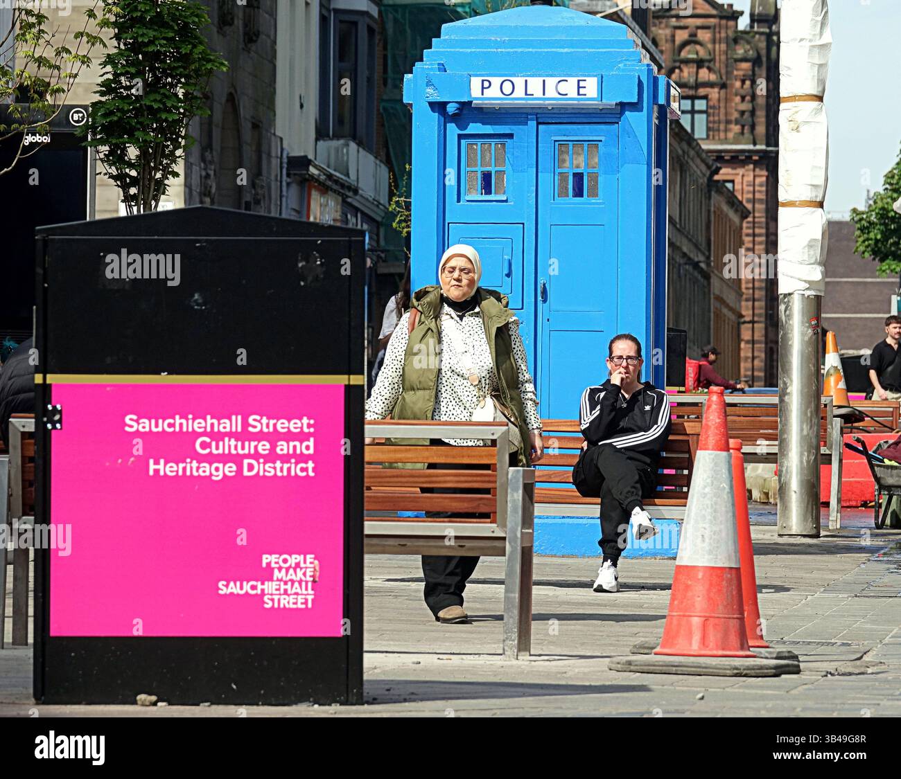 Glasgow, Scotland, UK. 29th April, 2025. UK Weather: Hot city centre as ...