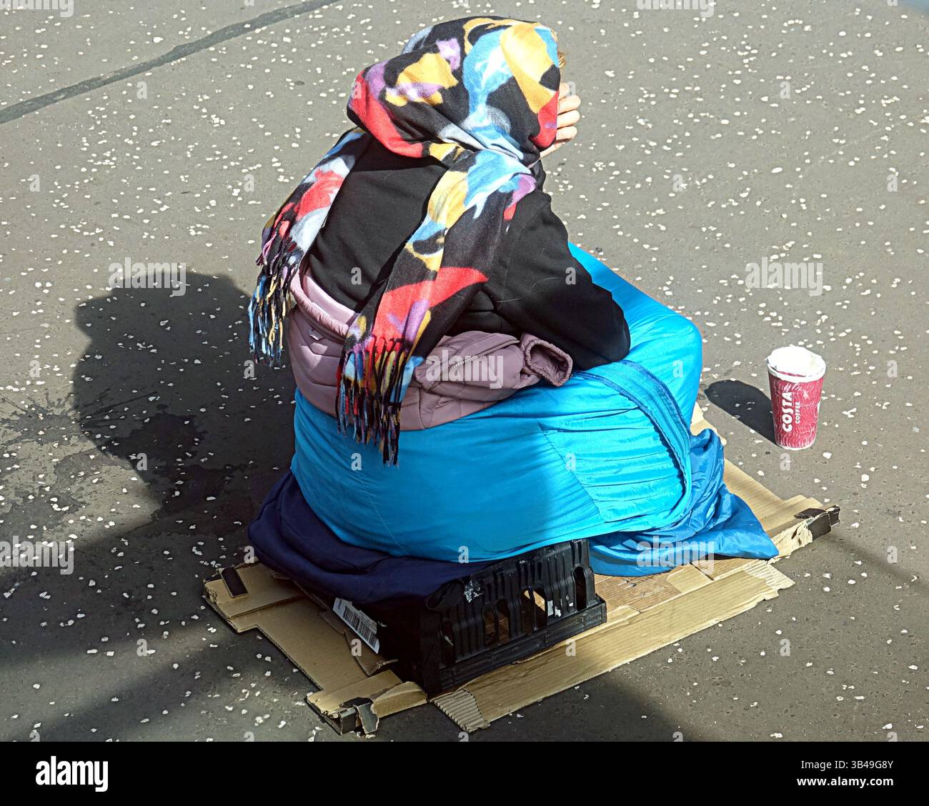 Glasgow, Scotland, UK. 29th April, 2025. UK Weather: Hot city centre as ...
