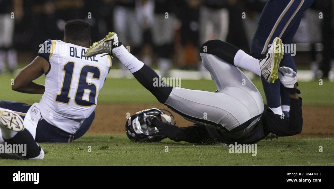 Aug. 14, 2015 - Oakland, CA, USA - Rams Emory Blake loses his helmet ...
