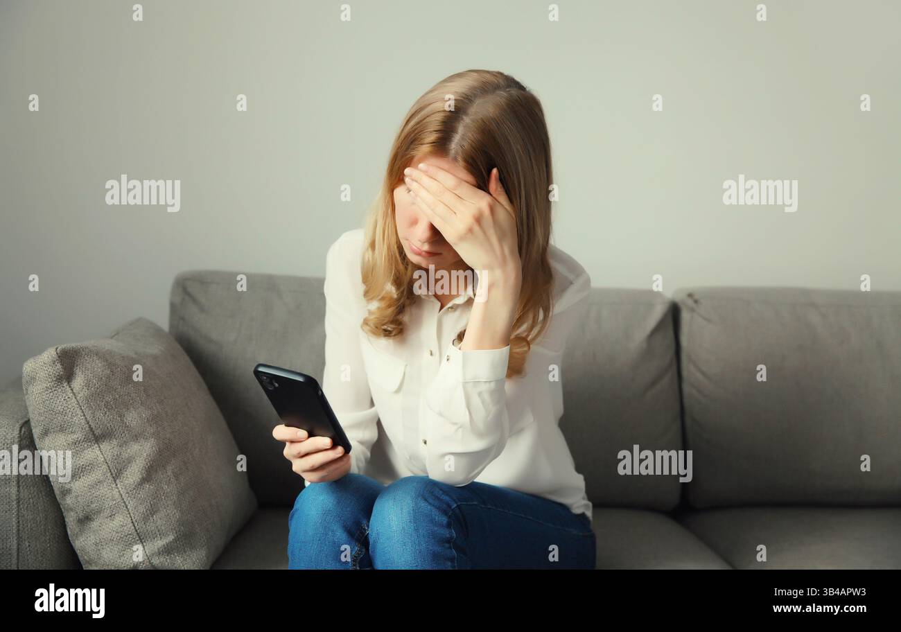 Mobile phone sad pain hi-res stock photography and images - Alamy