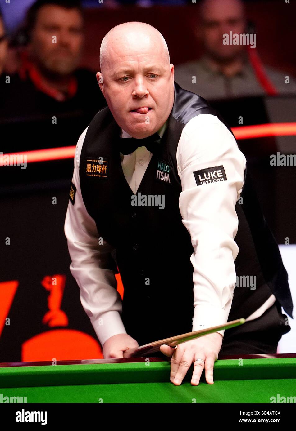 John Higgins reacts after playing a shot during his game against Mark ...