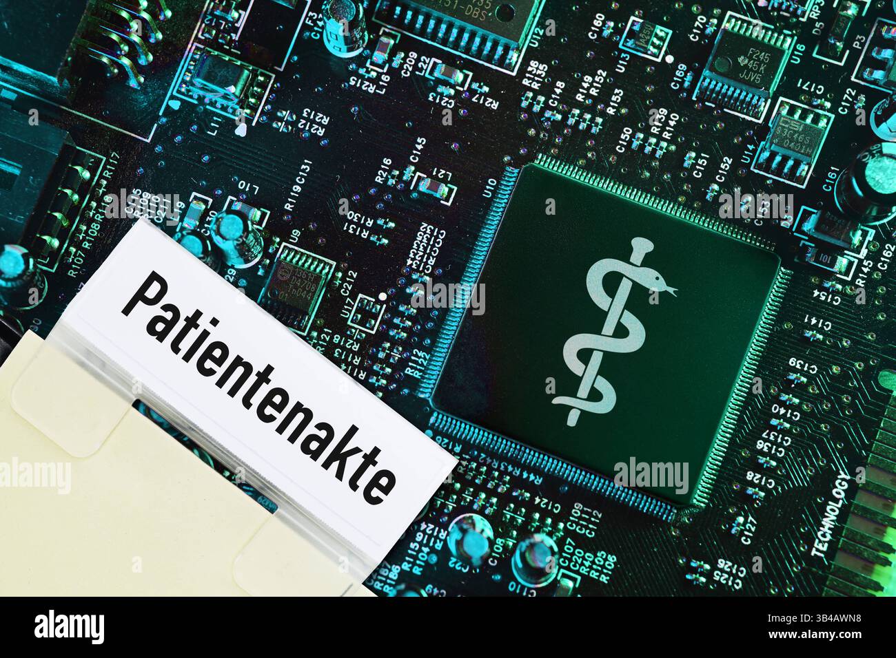 FOTOMONTAGE, Computerchip mit Äsulapstab-Symbol und Patientenakte ...