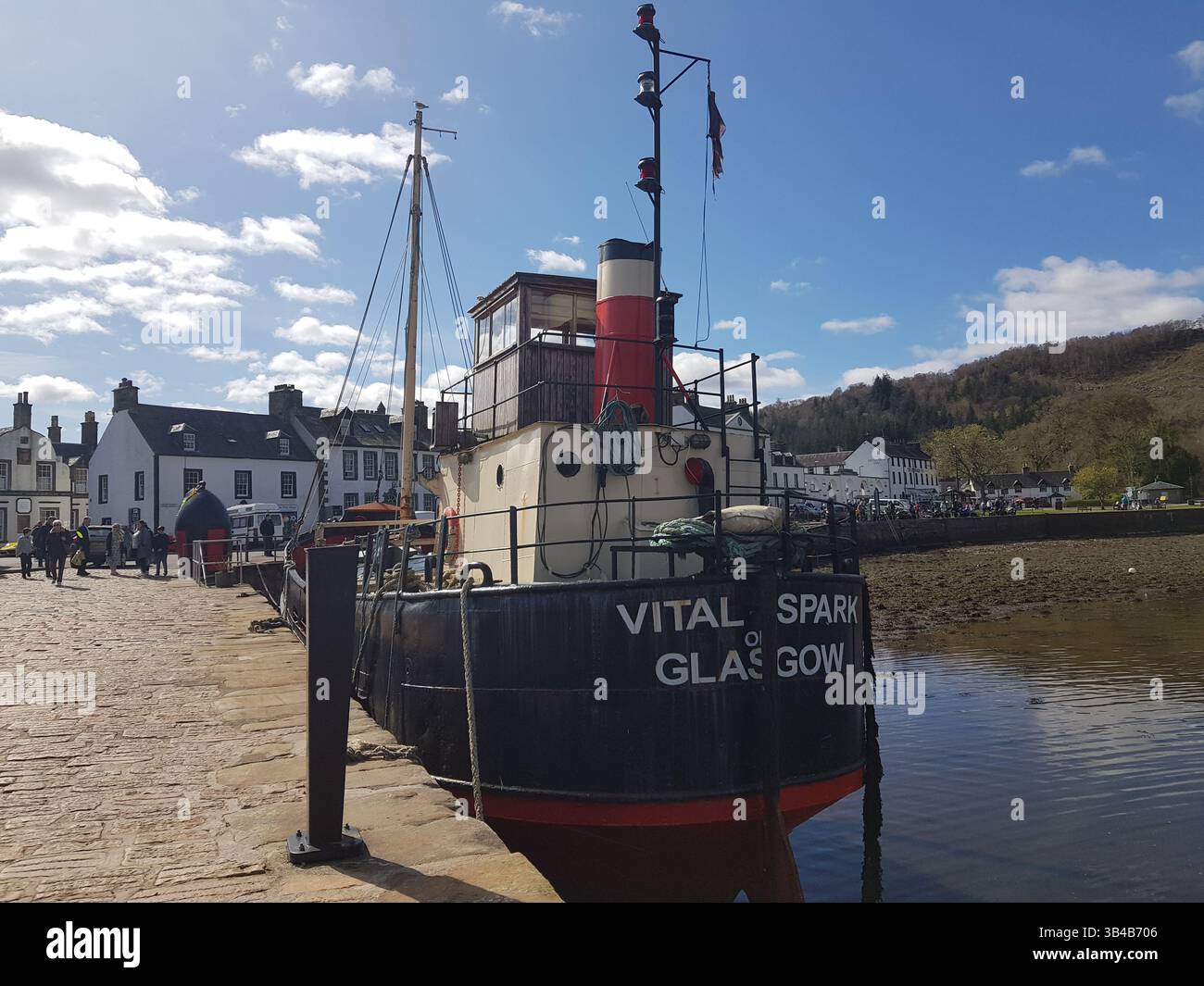 The Vital Spark, Clyde puffer, at the historic pier of Inveraray, Loch ...