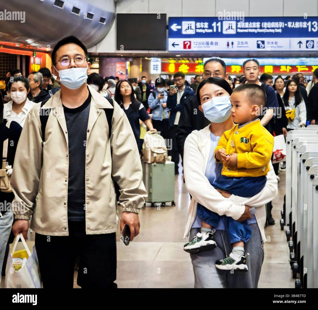 (250430) -- BEIJING, April 30, 2025 (Xinhua) -- Passengers walk at ...
