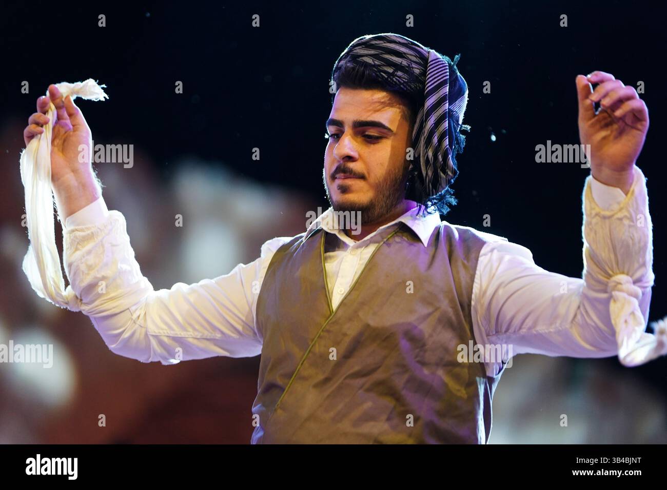 Zakho, Iraq. 29th Apr, 2025. A member of the Iraqi Kurdish group from ...