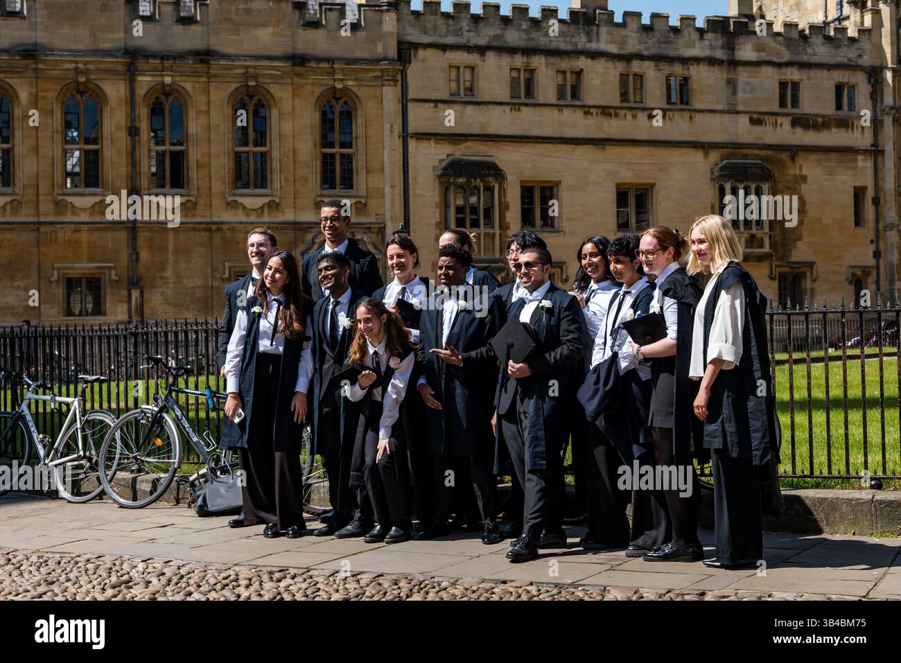 Oxford, England, UK, April 30th 2025. UK Weather: people enjoy the ...
