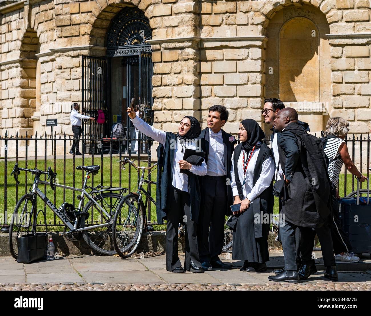 Oxford, England, UK, April 30th 2025. UK Weather: people enjoy the ...