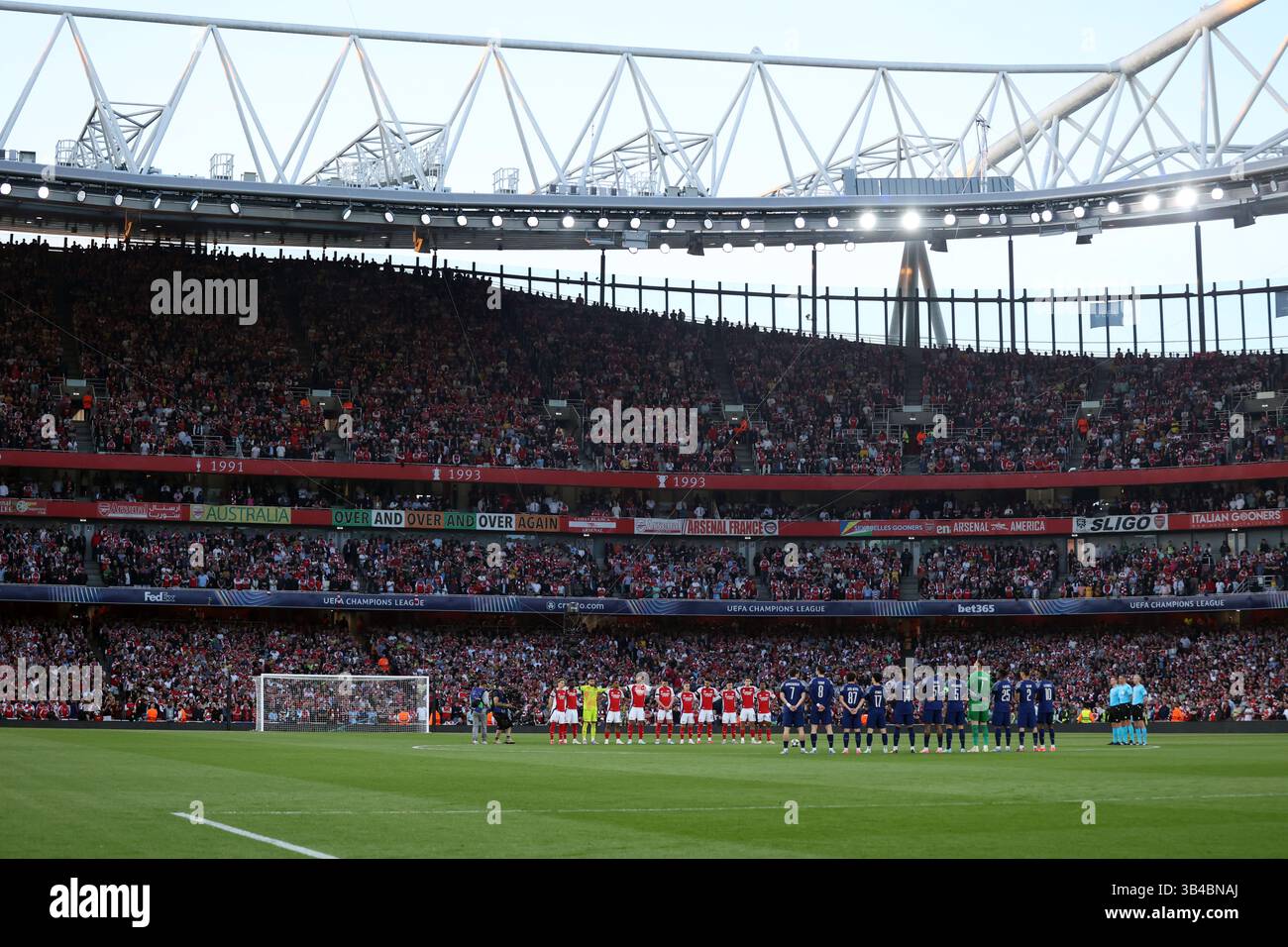 Arsenal and PSG hold a minutes silence, after the death of Pope Francis ...