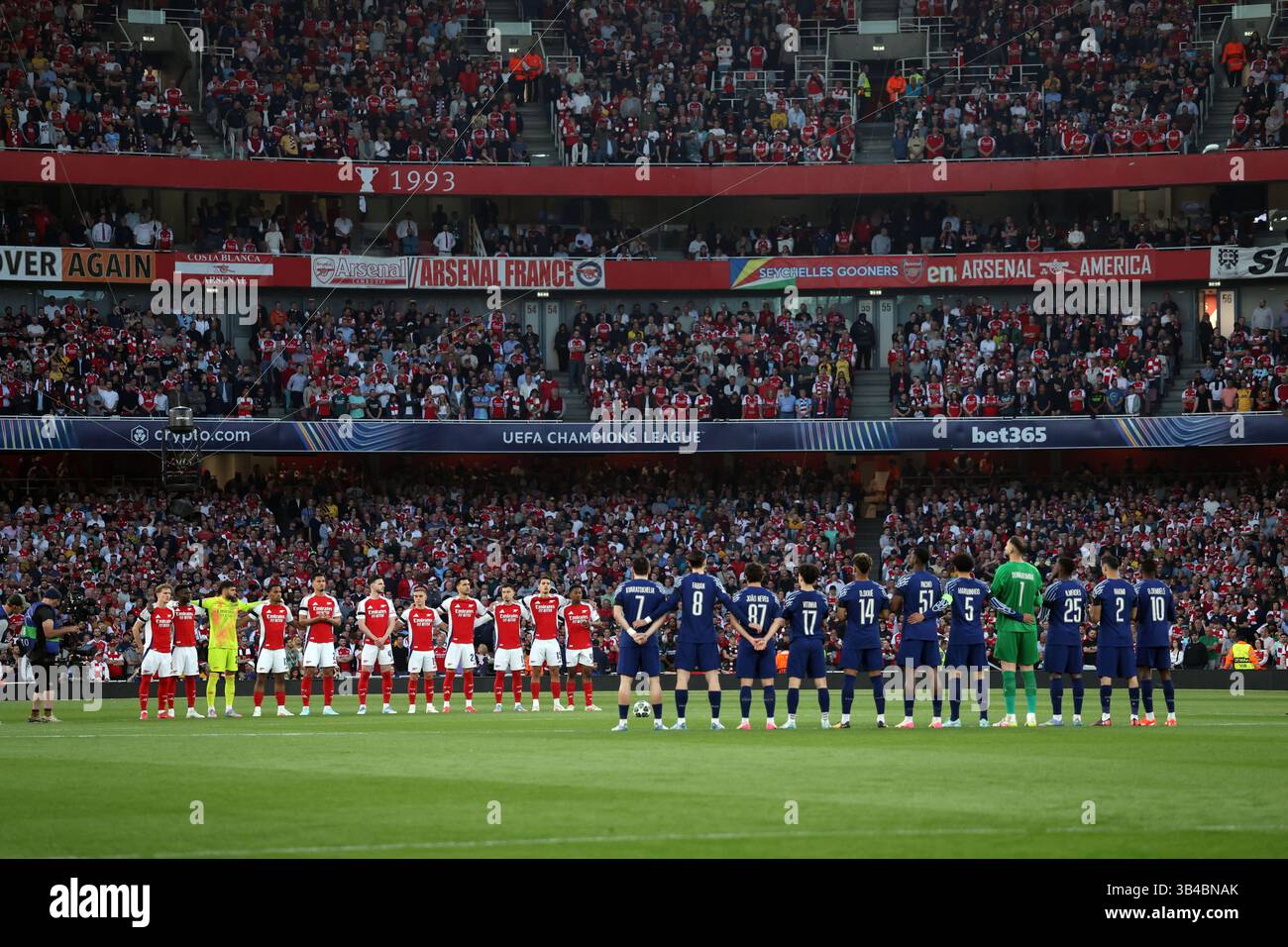 Arsenal and PSG hold a minutes silence, after the death of Pope Francis ...
