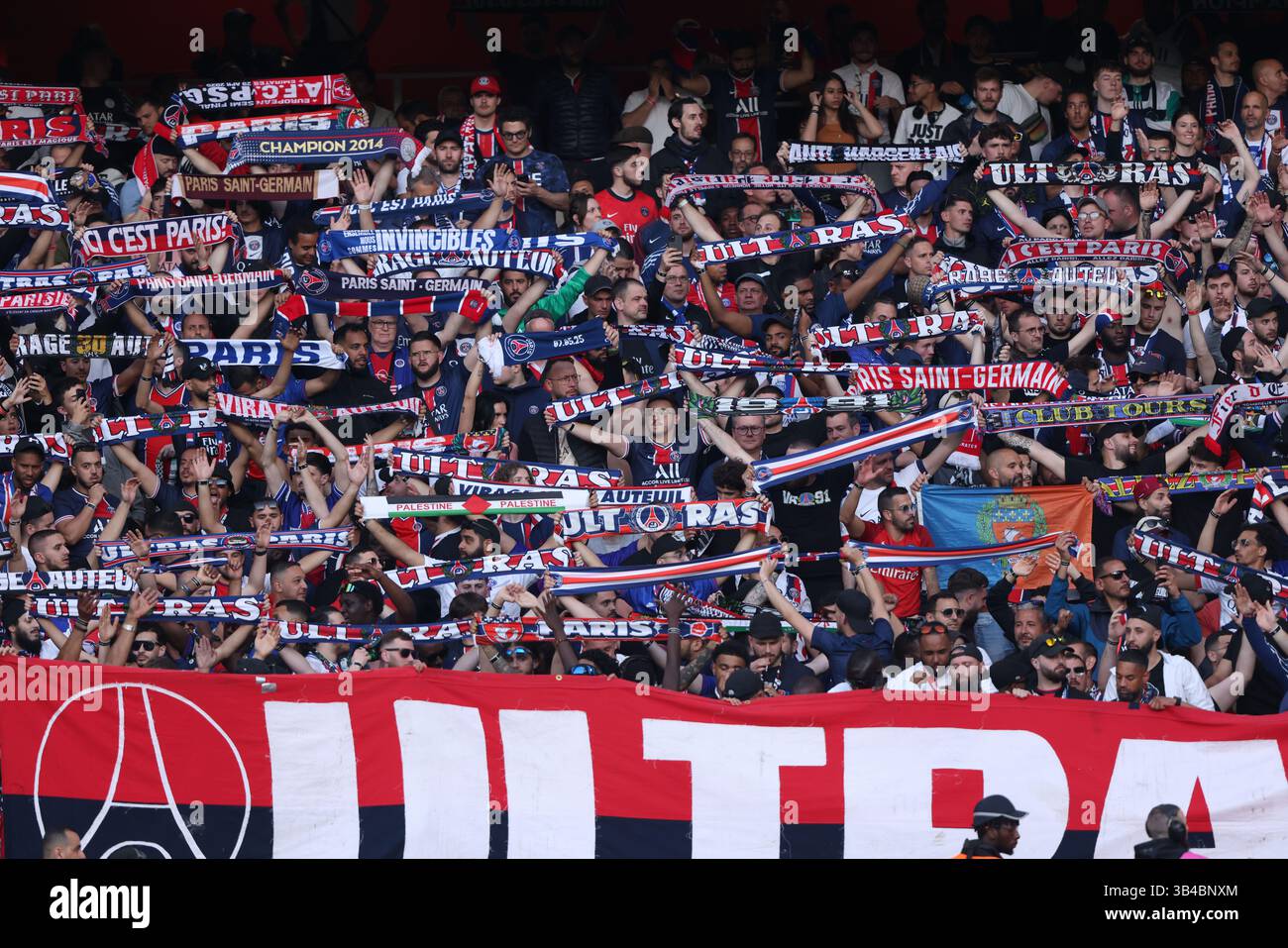 Paris Saint-Germain fans at the Arsenal v Paris Saint-Germain UEFA ...