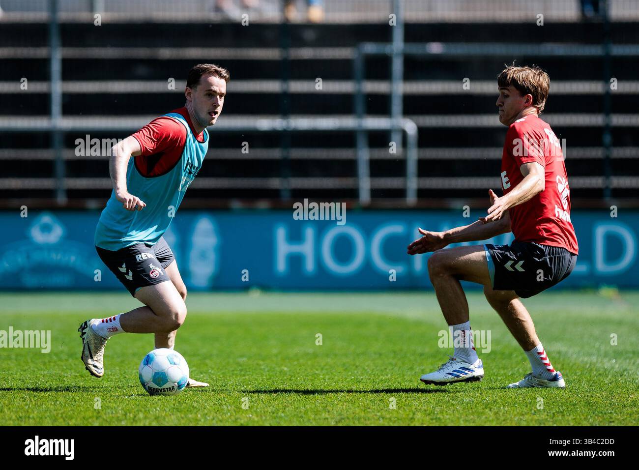 Zweikampf Jacob Christensen (1. FC K?ln, 22), Timo H?bers (1. FC K?ln, 4) Training 1. FC K?ln ...
