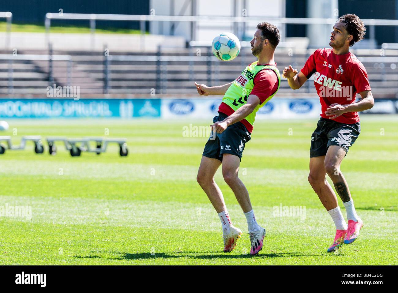 Zweikampf Mark Uth (1. FC K?ln, 13), Max Finkgr?fe (1. FC K?ln, 35) Training 1. FC K?ln; Franz ...