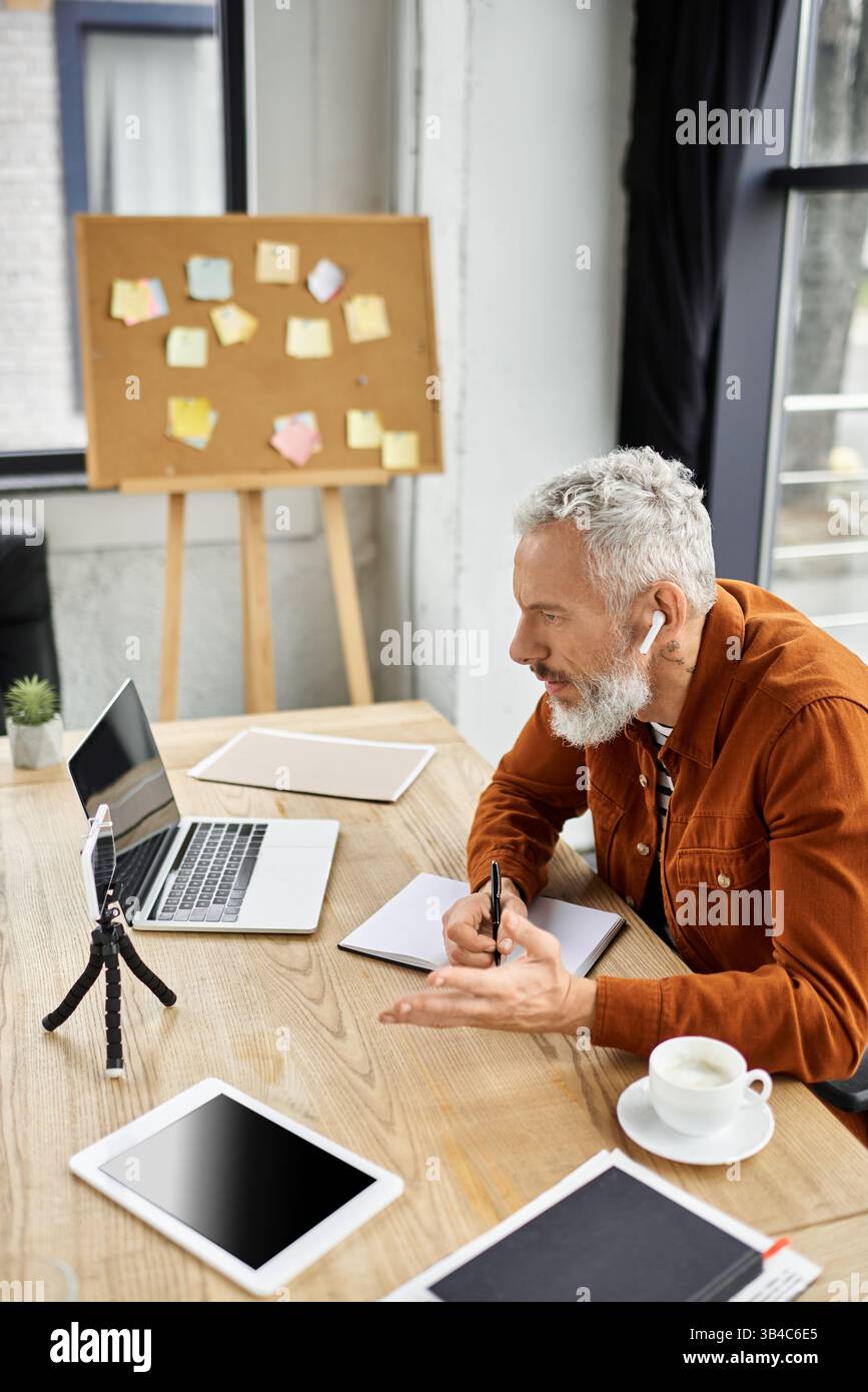 Tidy workplace laptop notes hi-res stock photography and images - Alamy