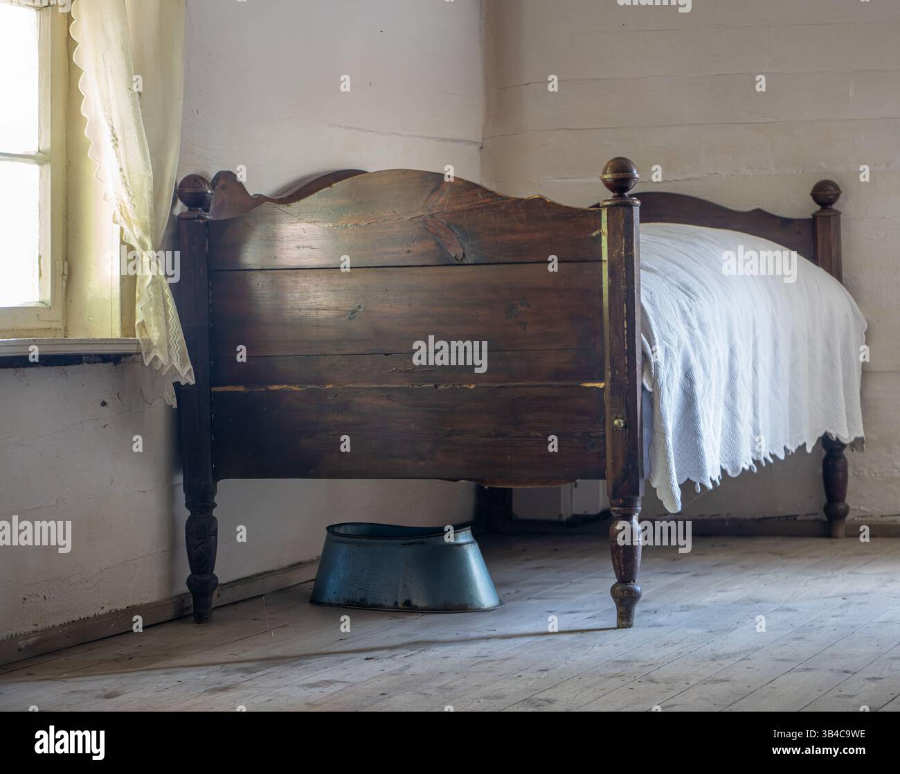 Historic bed with potty in an old room Stock Photo - Alamy