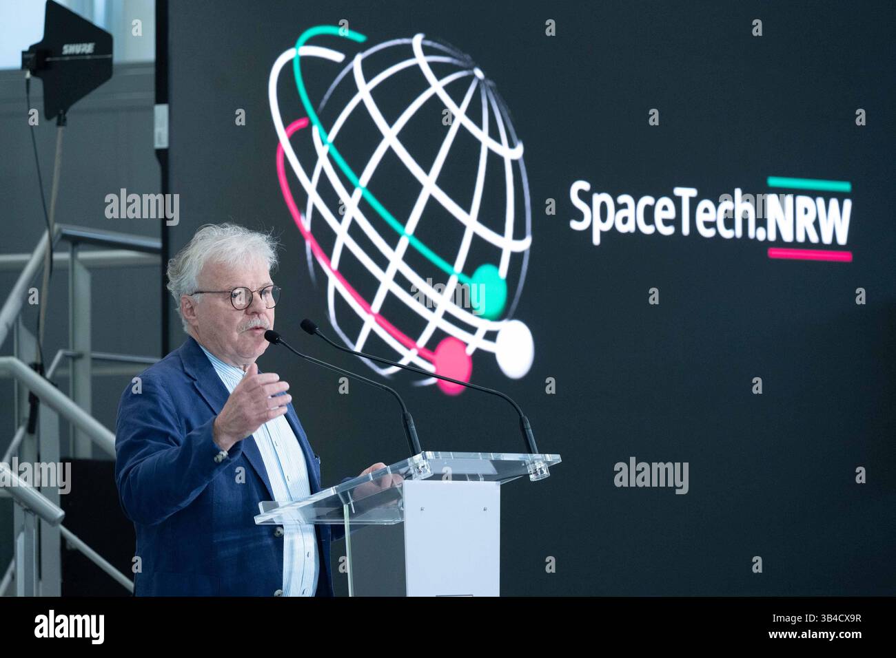 Prof. Dr. Reinhold Ewald, Raumfahrtbotschafter, Astronaut, bei seiner Rede, SpaceTech.NRW ...