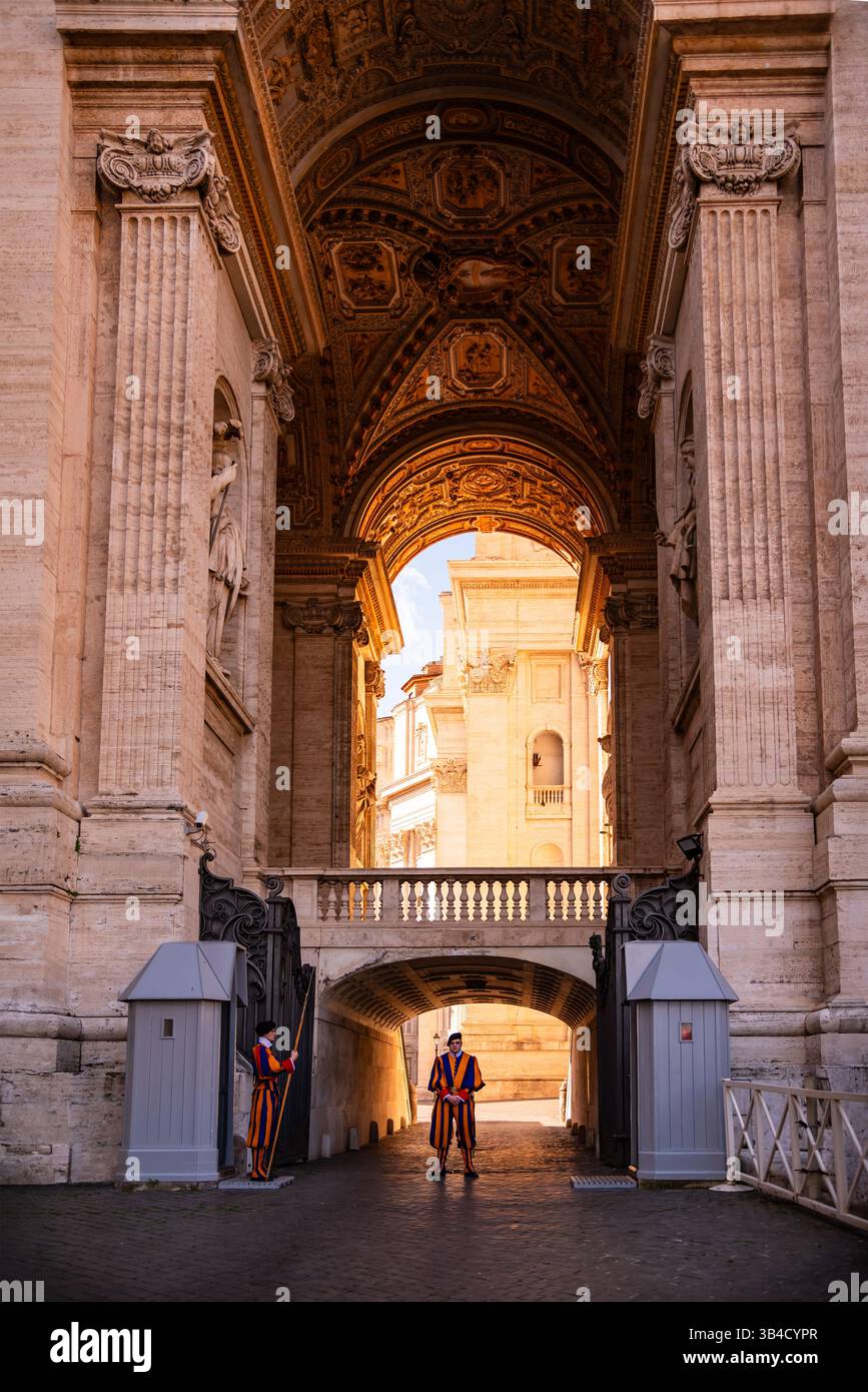 01-24-25, Swiss guard at Vatican in Rome, Italy Stock Photo - Alamy