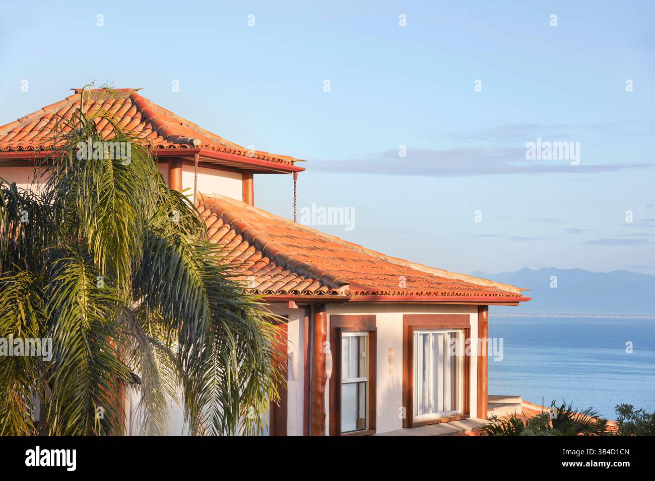 Colonial style house exterior hi-res stock photography and images - Alamy