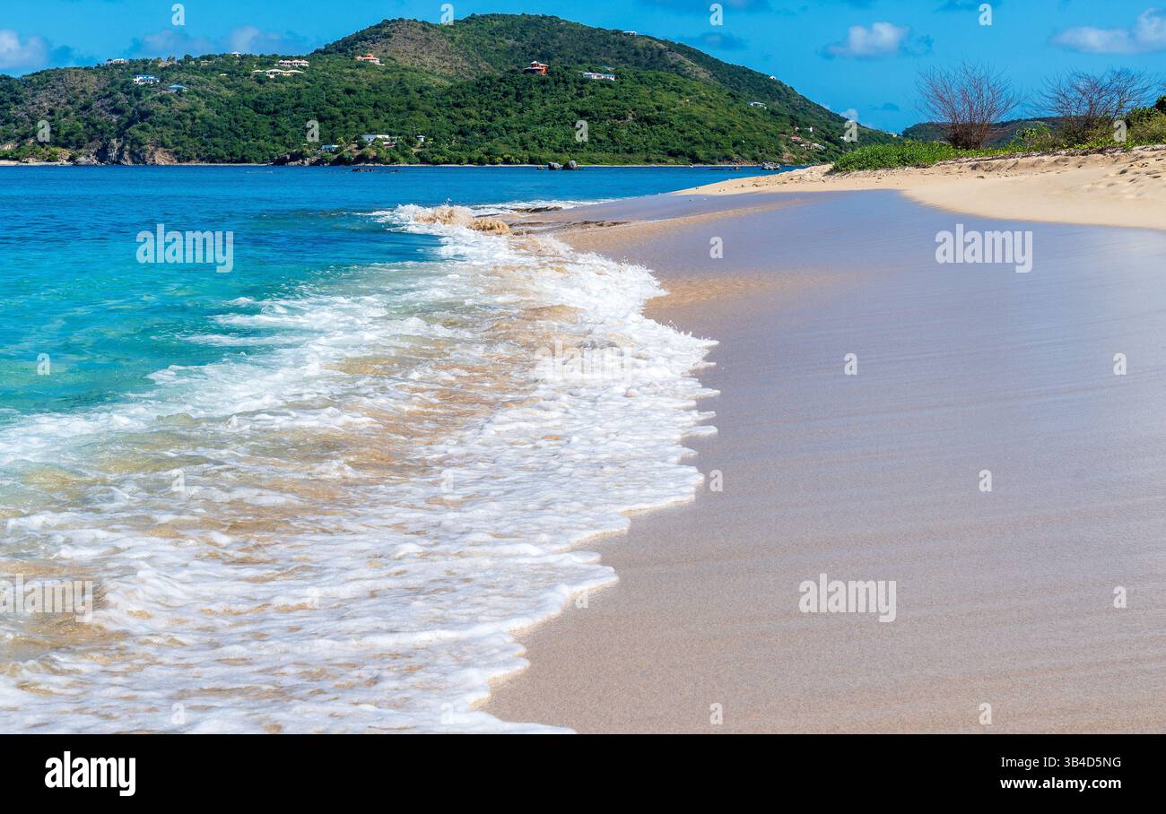 The clear blue waters, blue sky, golden sands, at Long Bay Beach, Beef ...