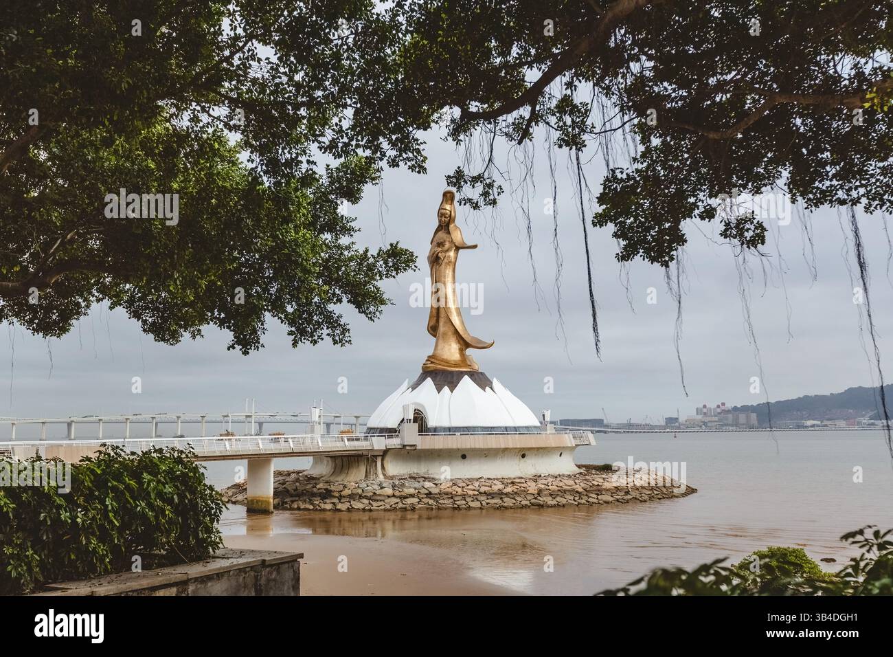 Bronze statue contemplative figure hi-res stock photography and images ...