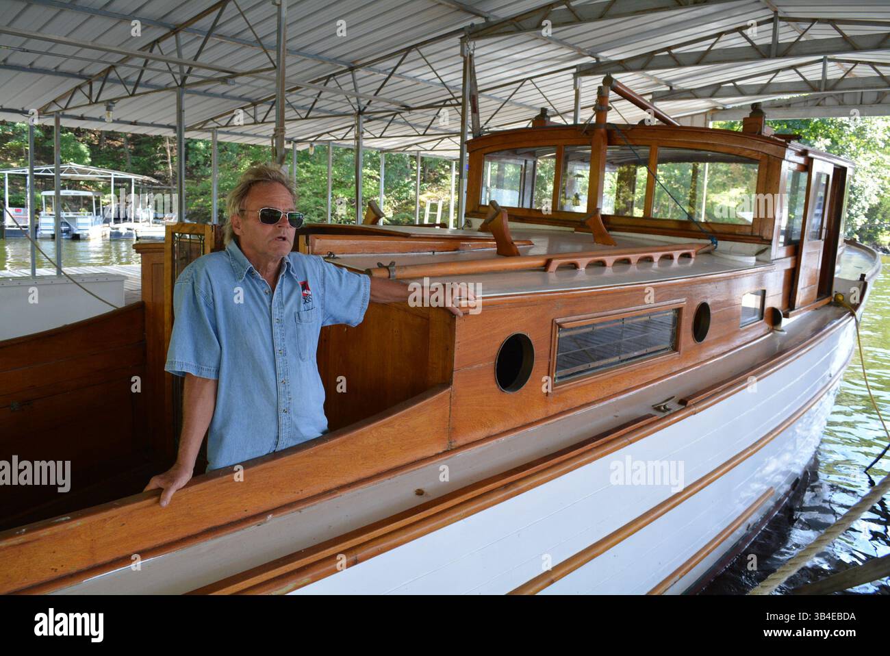 Boats on lake of the ozarks hi-res stock photography and images - Alamy