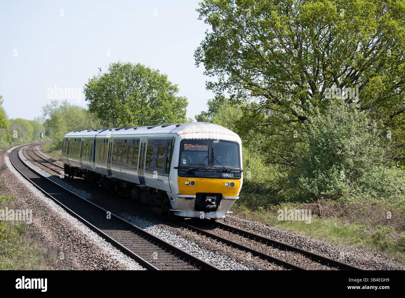 Chiltern Railways class 165 diesel train at Hatton Bank, Warwickshire ...