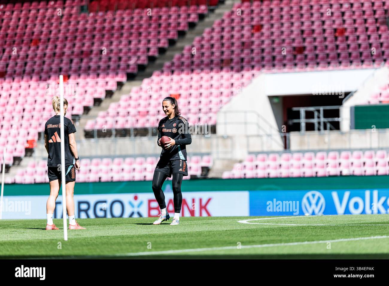 Maria Luisa Grohs (FC Bayern M?nchen, 1) mit Football 45. DFB-Pokal ...