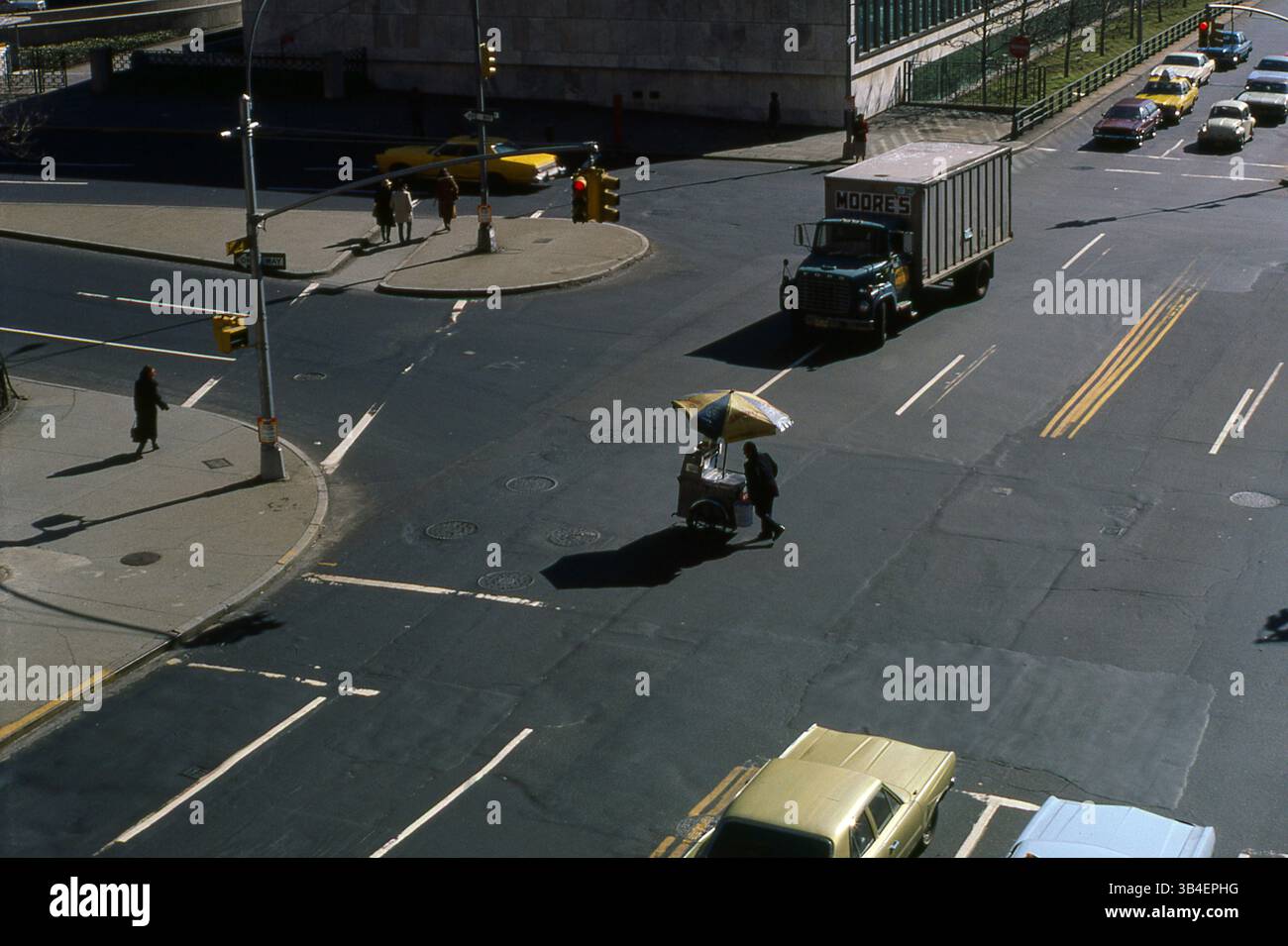 Man pushing food vending cart through intersection in Midtown Manhattan ...