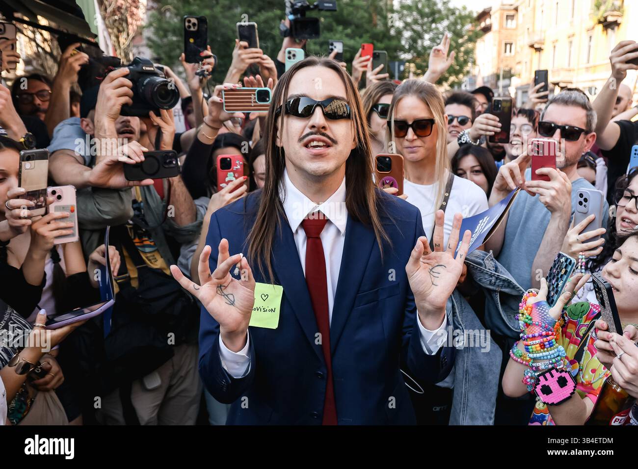 Milan, Tommy Cash meets fans and distributes coffee to present his song ...