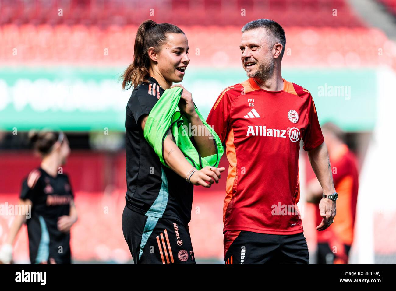 Lena Oberdorf (FC Bayern M?nchen, 8) mit Alexander Straus (FC Bayern M?nchen, Trainer) 45. DFB ...