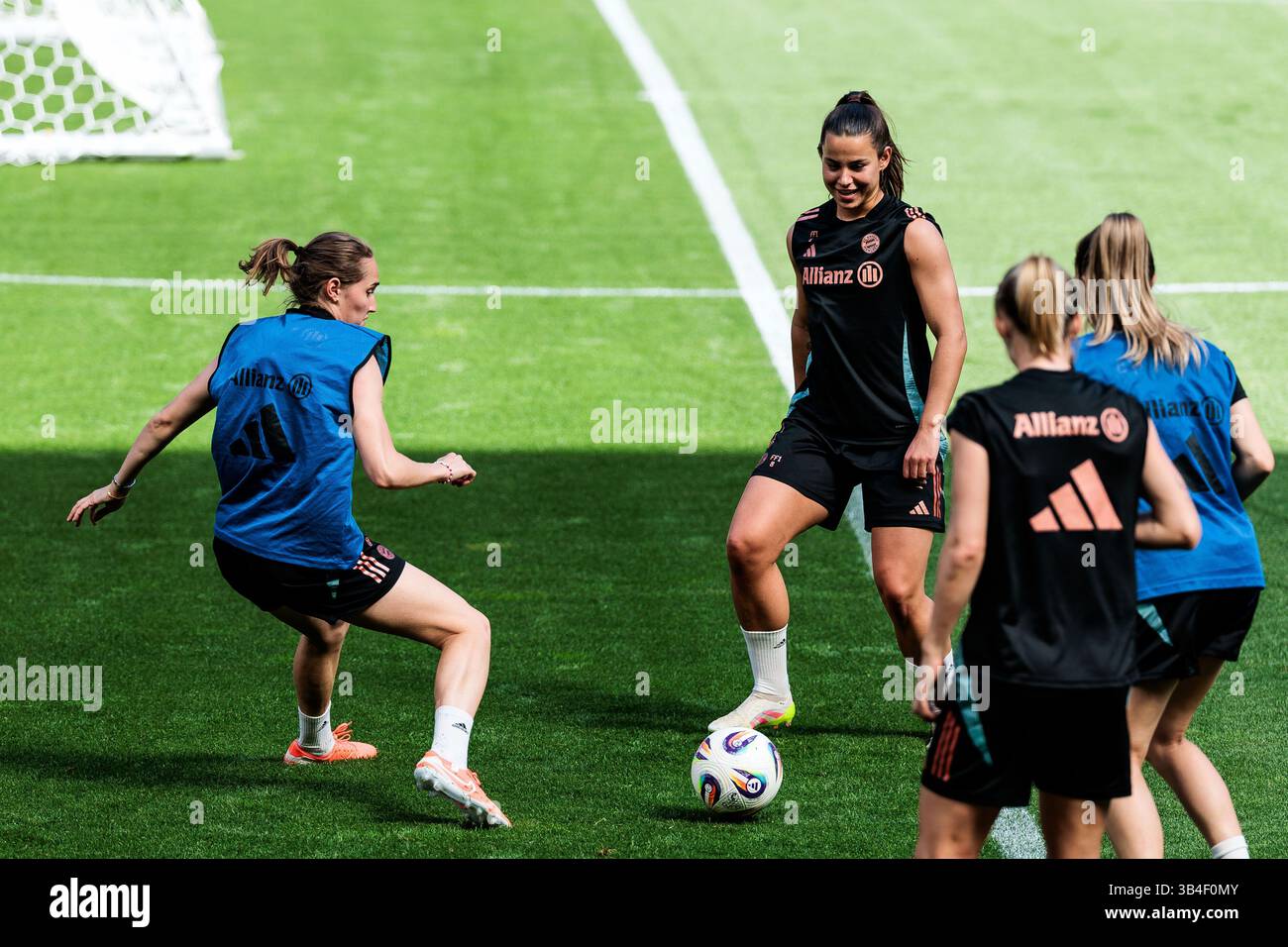 Sydney Lohmann (FC Bayern M?nchen, 12), Lena Oberdorf (FC Bayern M ...