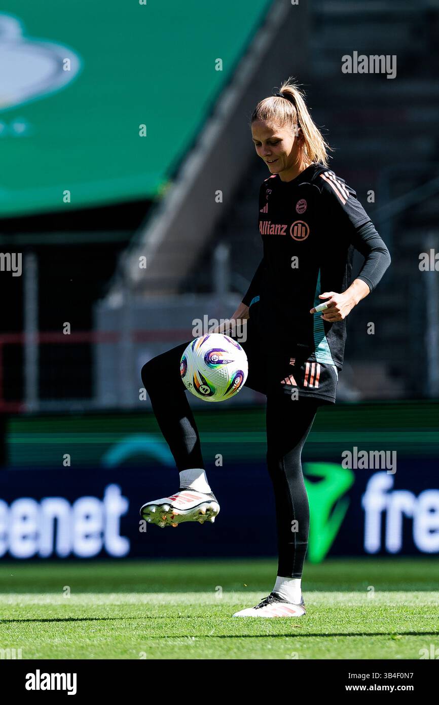 Anna Wellmann (FC Bayern M?nchen, 41) am Ball 45. DFB-Pokal Finale der Frauen: FC Bayern M?nchen ...