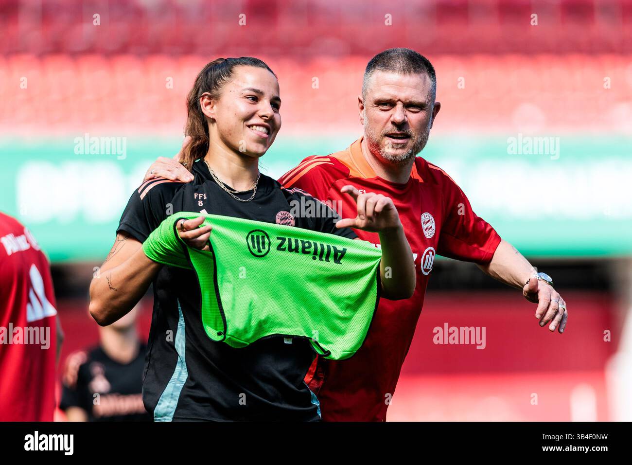 Lena Oberdorf (FC Bayern M?nchen, 8) mit Alexander Straus (FC Bayern M ...