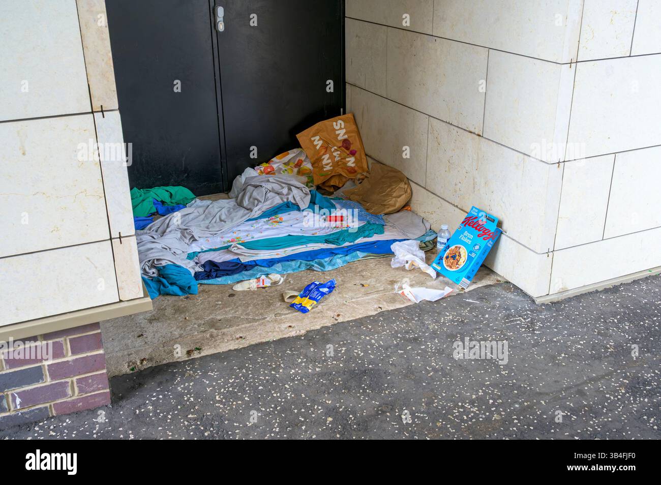 Homeless persons bedding in a doorway on a Glasgow city centre street ...