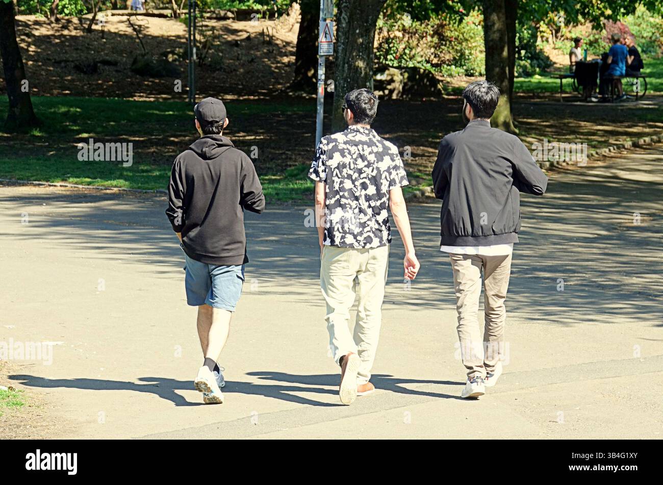 Glasgow, Scotland, UK. 30th April, 2025. UK Weather: Hot west end as ...