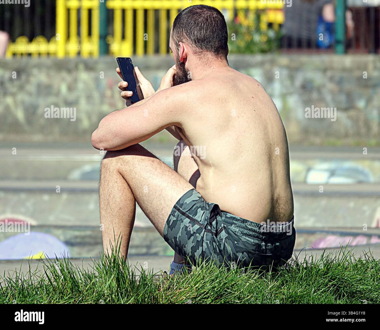 Glasgow, Scotland, UK. 30th April, 2025. UK Weather: Hot west end as ...