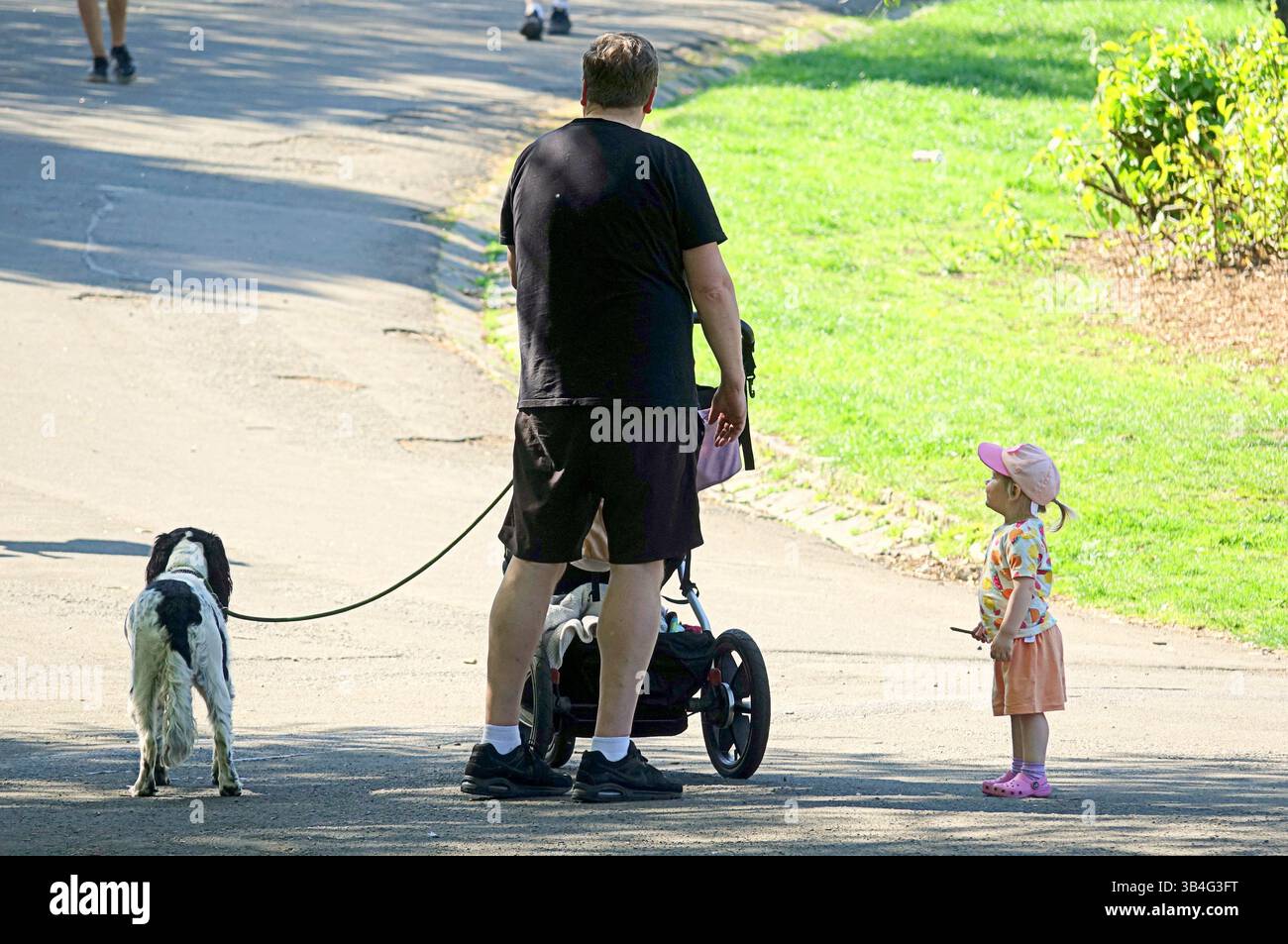 Glasgow, Scotland, UK. 30th April, 2025. UK Weather: Hot west end as ...