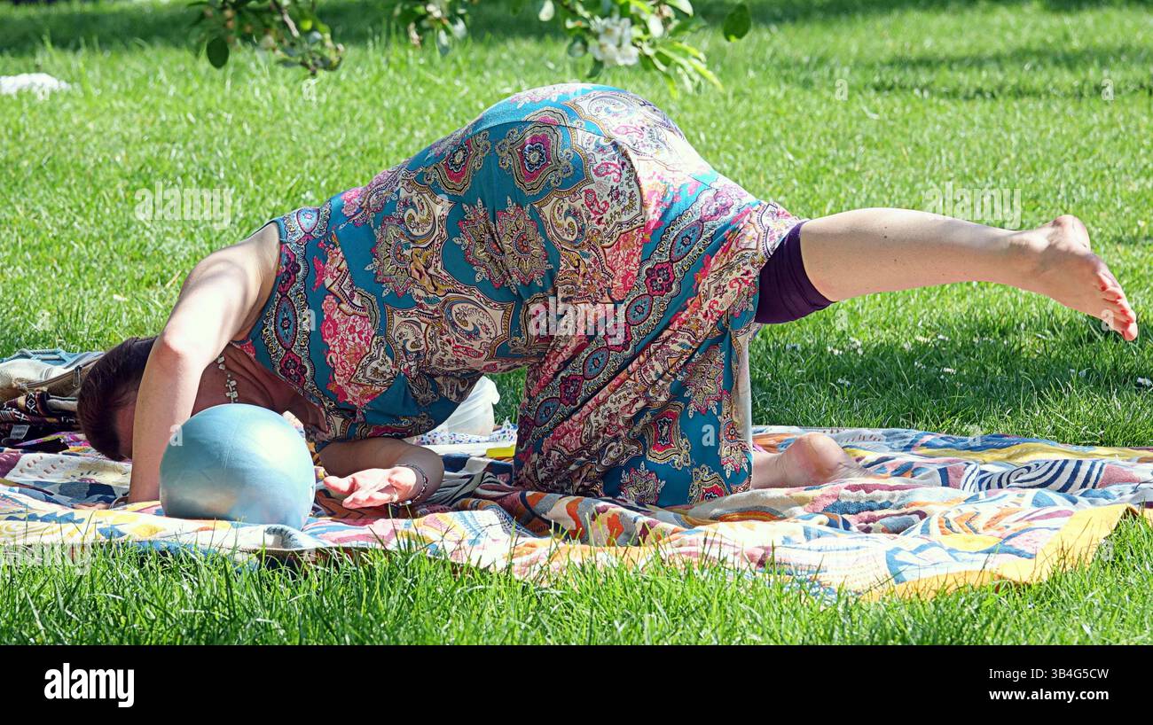 Glasgow, Scotland, UK. 30th April, 2025. UK Weather: Hot west end as ...