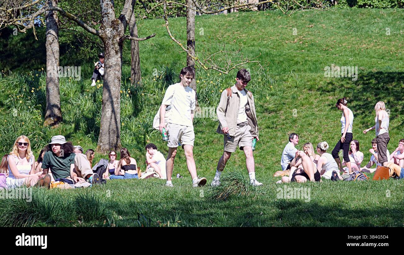 Glasgow, Scotland, UK. 30th April, 2025. UK Weather: Hot west end as ...