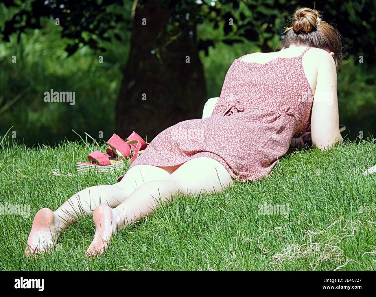 Glasgow, Scotland, UK. 30th April, 2025. UK Weather: Hot west end as ...