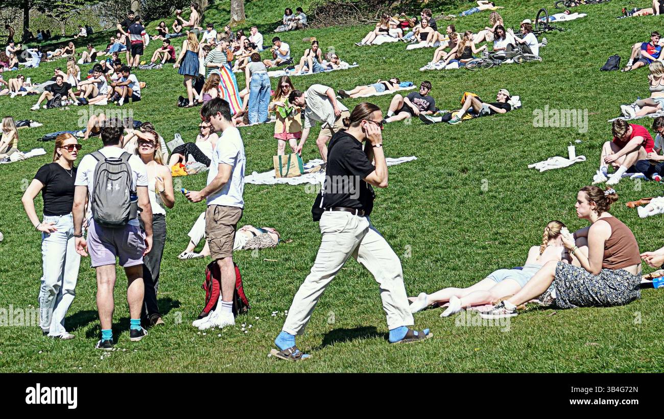 Glasgow, Scotland, UK. 30th April, 2025. UK Weather: Hot west end as ...