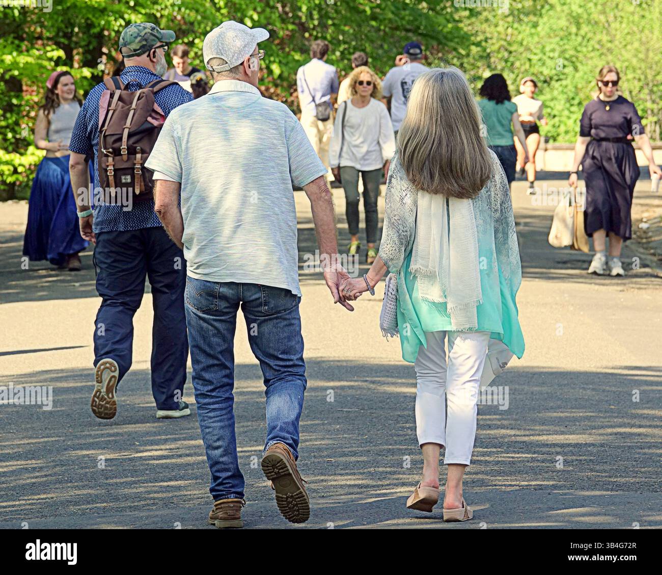 Glasgow, Scotland, UK. 30th April, 2025. UK Weather: Hot west end as ...