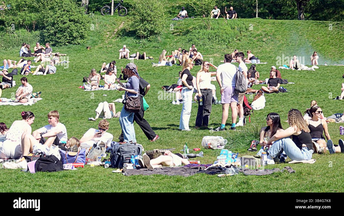 Glasgow, Scotland, UK. 30th April, 2025. UK Weather: Hot west end as ...