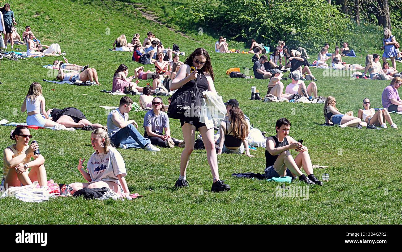Glasgow, Scotland, UK. 30th April, 2025. UK Weather: Hot west end as ...