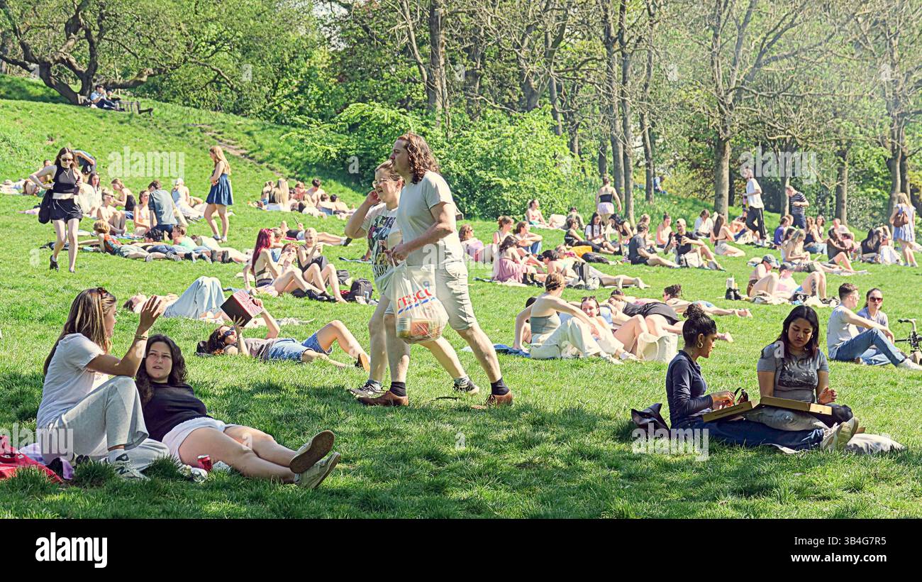 Glasgow, Scotland, UK. 30th April, 2025. UK Weather: Hot west end as ...