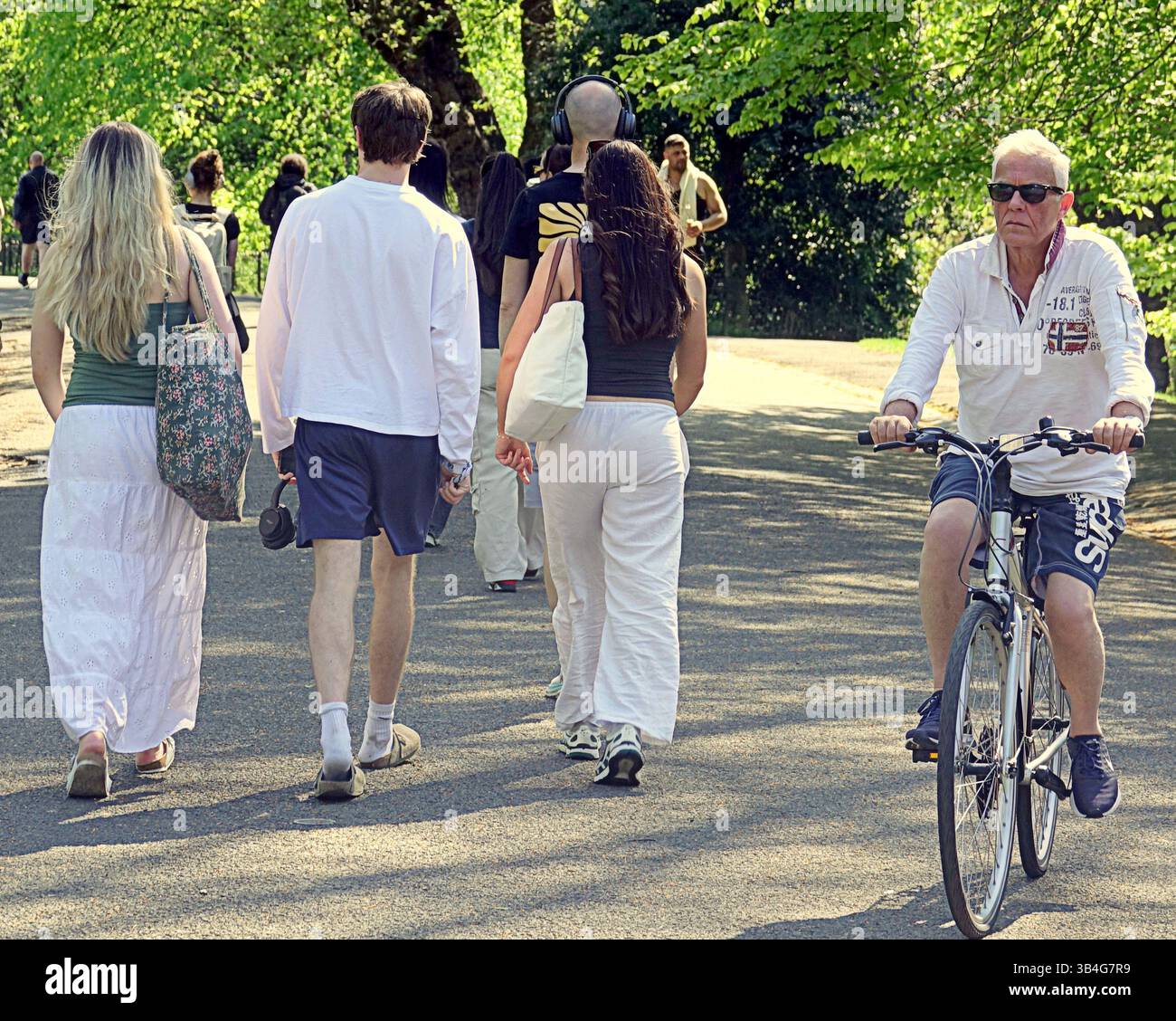 Glasgow, Scotland, UK. 30th April, 2025. UK Weather: Hot west end as ...